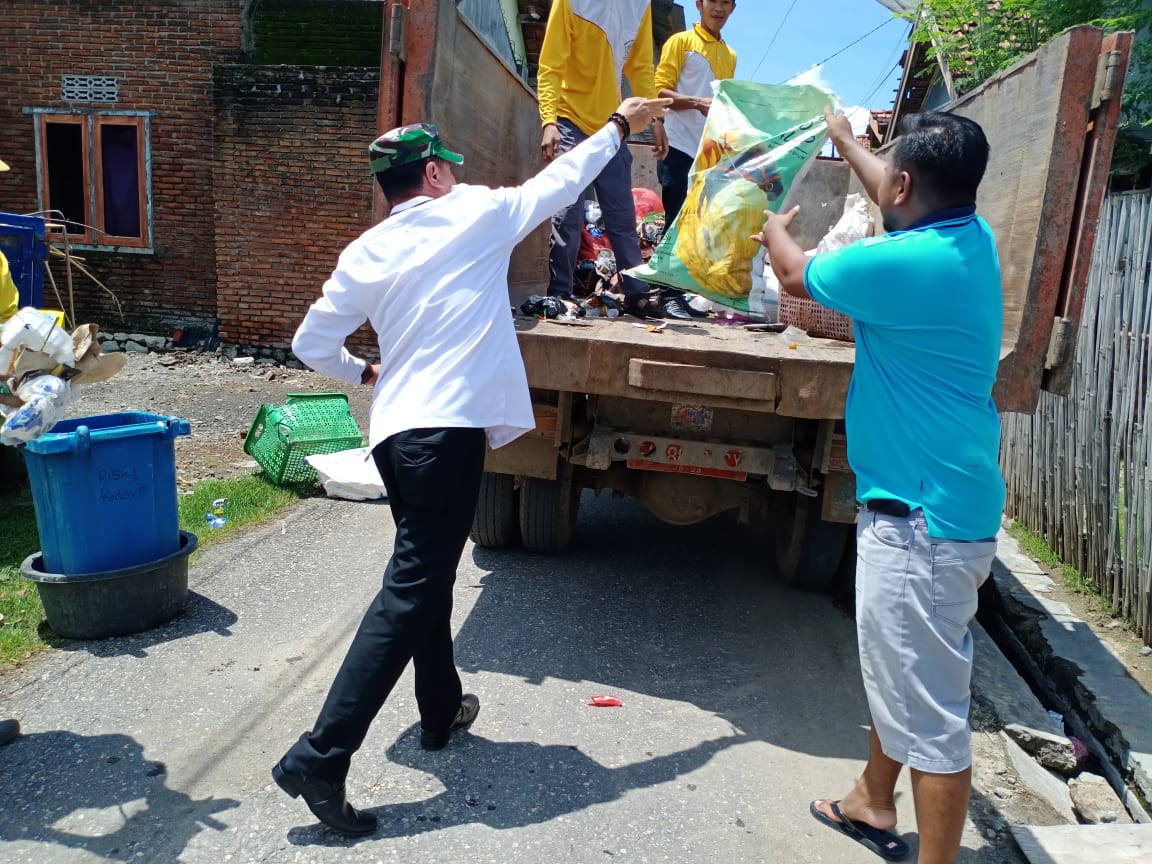 Warga Apresiasi Lurah Melayu Turun Tangan Langsung Atasi Sampah ... Warga Apresiasi Lurah Melayu Turun Tangan Langsung Atasi Sampah ...